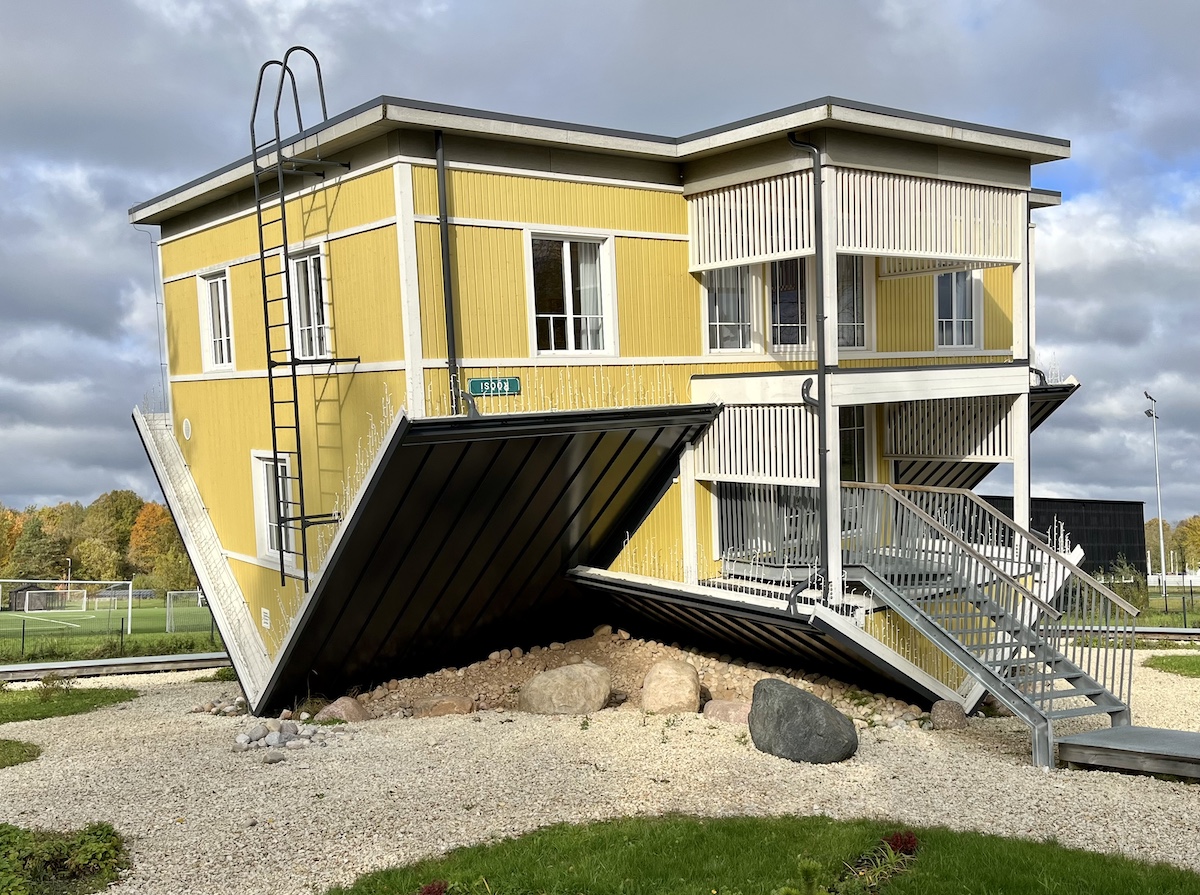 Väärin päin oleva talo hämmentää - The Baltic Guide Online